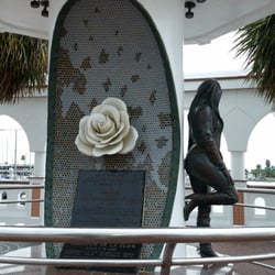 Selena Memorial Statue - 53 Photos & 11 Reviews - Landmarks ...